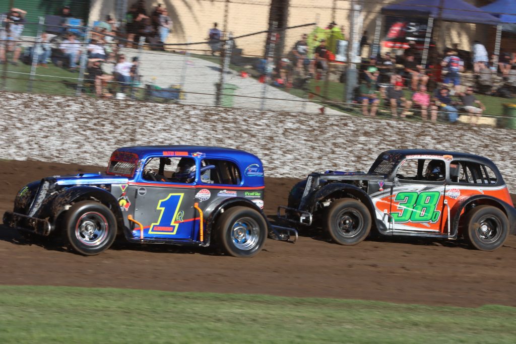 MATT GORDON DOMINATES LEGEND CAR LISMORE EVENTS – Lismore Speedway